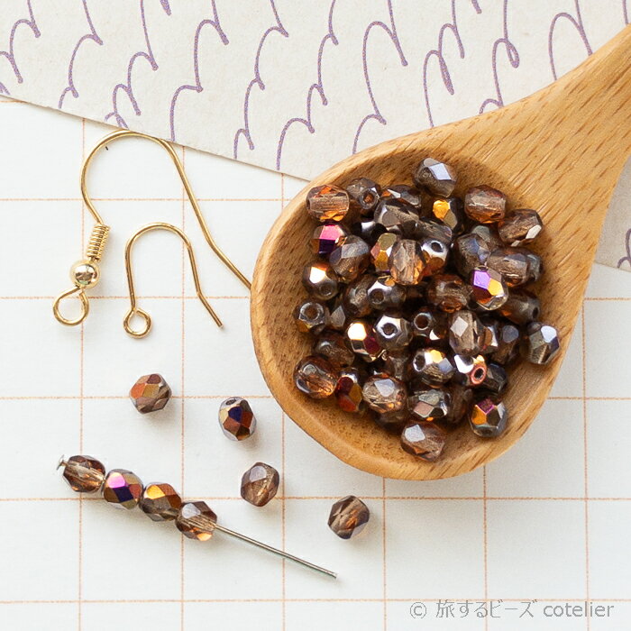 柔らかな印象のファイヤーポリッシュ。チェコ製のガラスビーズです。 【サイズ】 4 ミリ 画像のマス目は1センチ四方、ロットにより表記サイズより±0.5mmほど異なる場合がございます。 【個数】50個 【色味】 ベースカラー:透明感のあるブラ...