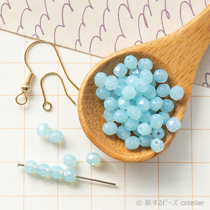 柔らかな印象のファイヤーポリッシュ。チェコ製のガラスビーズです。 【サイズ】 4 ミリ 画像のマス目は1センチ四方、ロットにより表記サイズより±0.5mmほど異なる場合がございます。 【個数】30個 【色味】 ベースカラー:鮮やかなミルキー...