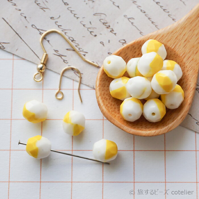 柔らかな印象のファイヤーポリッシュ。チェコ製のガラスビーズです。 【サイズ】 8 ミリ 画像のマス目は1センチ四方、ロットにより表記サイズより±0.5mmほど異なる場合がございます。 【個数】10個 【色味】 ベースカラー:不透明なイエロー...