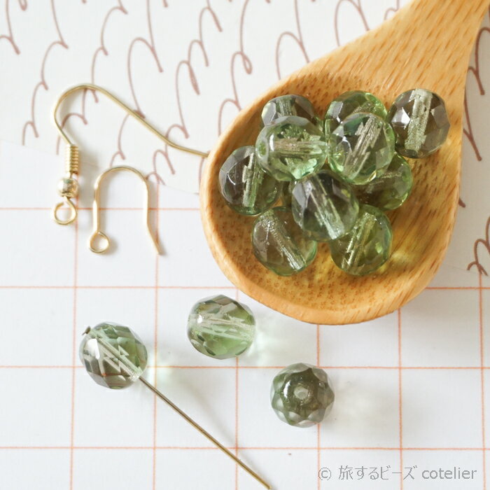 柔らかな印象のファイヤーポリッシュ。チェコ製のガラスビーズです。 【サイズ】 8 ミリ 画像のマス目は1センチ四方、ロットにより表記サイズより±0.5mmほど異なる場合がございます。 【個数】18個 【色味】 ベースカラー:優しい色味のライ...