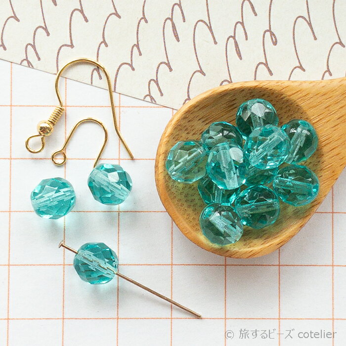 柔らかな印象のファイヤーポリッシュ。チェコ製のガラスビーズです。 【サイズ】 8 ミリ 画像のマス目は1センチ四方、ロットにより表記サイズより±0.5mmほど異なる場合がございます。 【個数】18個 【色味】 ベースカラー:透明感のあるアク...