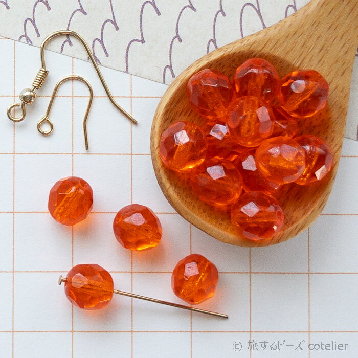 柔らかな印象のファイヤーポリッシュ。チェコ製のガラスビーズです。 【サイズ】 8 ミリ 画像のマス目は1センチ四方、ロットにより表記サイズより±0.5mmほど異なる場合がございます。 【個数】18個 【色味】 ベースカラー：透明感のあるヒヤ...