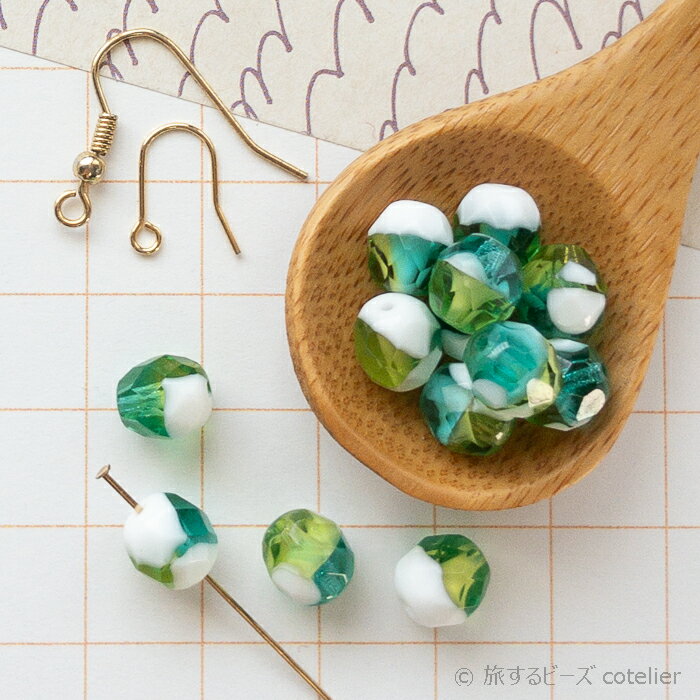 柔らかな印象のファイヤーポリッシュ。チェコ製のガラスビーズです。 【サイズ】 8 ミリ 画像のマス目は1センチ四方、ロットにより表記サイズより±0.5mmほど異なる場合がございます。 【個数】10個 【色味】 ベースカラー：不透明ホワイトと...