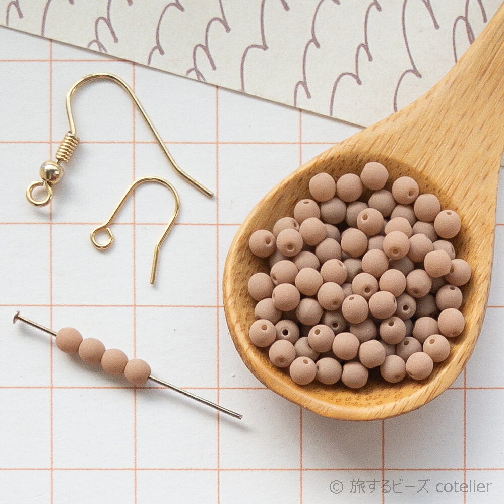 まんまるのシンプルなラウンドボール。ふんわりとした柔らかな色合い。チェコ製のガラスビーズです。 【サイズ】 3ミリ (画像のマス目は1センチ四方です) 【個数】 50個 【色味】 ベースカラー:ミルキーホワイト 加工:艶消し、ココア・モカブ...