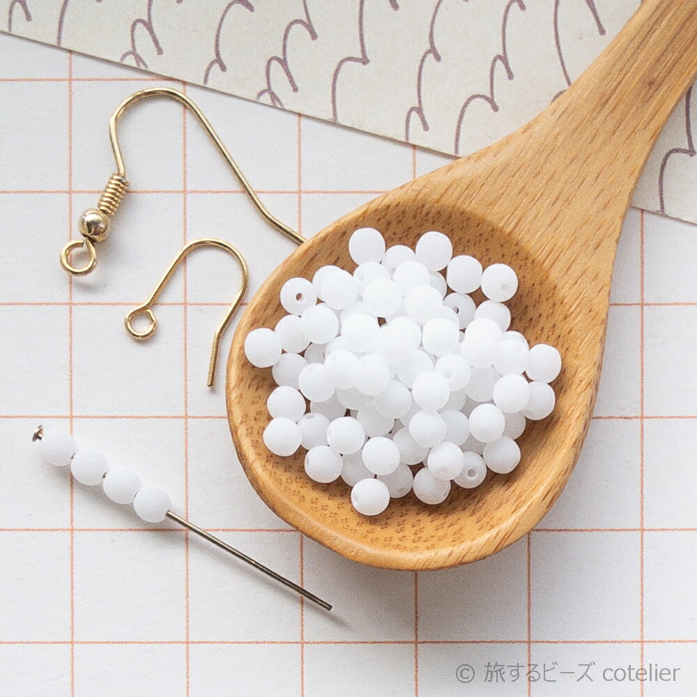 まんまるのシンプルなラウンドボール。ふんわりとした柔らかな色合い。チェコ製のガラスビーズです。※2025/7入荷分より不透明感が強い卵の殻のような色に変更となっております。画像準備中 【サイズ】 3ミリ (画像のマス目は1センチ四方です) ...