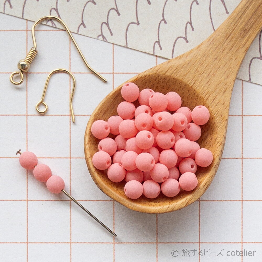 まんまるのシンプルなラウンドボール。ふんわりとした柔らかな色合い。チェコ製のガラスビーズです。 【サイズ】 4ミリ (画像のマス目は1センチ四方です) 【個数】 50個 【色味】 ベースカラー:ミルキーホワイト 加工:艶消し、サーモンピンク...