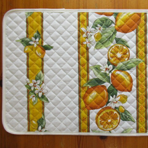 フランスから直輸入！プロヴァンスの代表的な図柄の一つ、レモンの花と果実がモチーフ。白地に水彩画のようなレモン柄が美しく映えます。インテリアマットとしてもお使いいただけます。 サイズ　：30×45cm素材　　：綿100％（非撥水）お手入れ：手...
