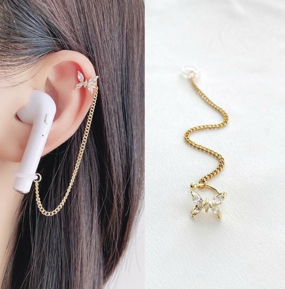 AirPodsの落下をさりげなく防ぎながら、耳元を華やかに見せてくれるバタフライチャーム付きの落下防止アクセサリー 1対 両耳セット イヤホンに小さなリングを通すだけで簡単に装着でき、反対側はイヤーカフとして耳に固定する設計となっております...