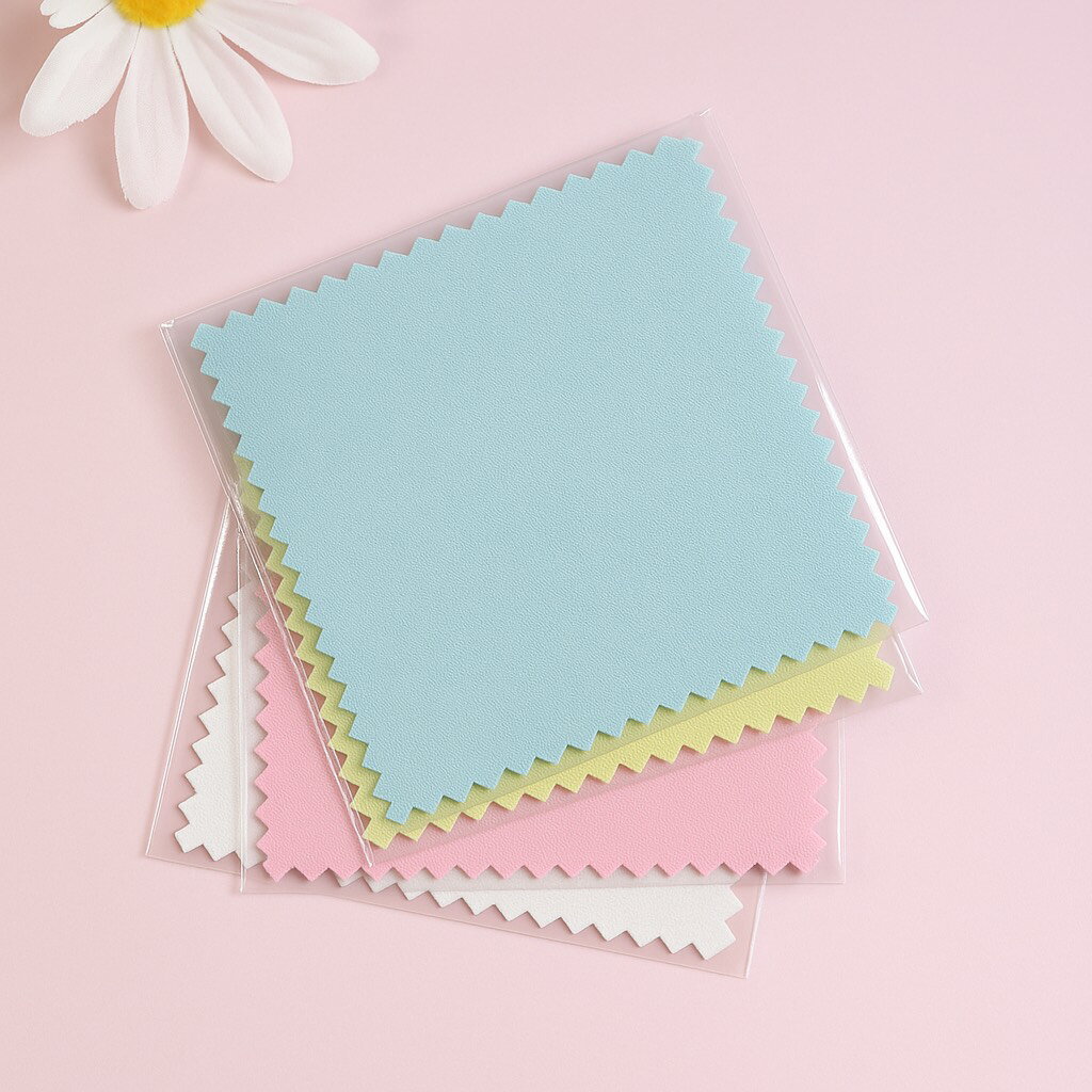 シルバー製品のお手入れに欠かせない シルバーポリッシュ磨き布。 コンパクトサイズなのでお手持ちのアクセサリーケースなどにしまっておける！ 個別包装なので使わない分はきれいに保管可能！ サイズ(1枚)：約8cm×8cm 同梱枚数：3枚 カラー...