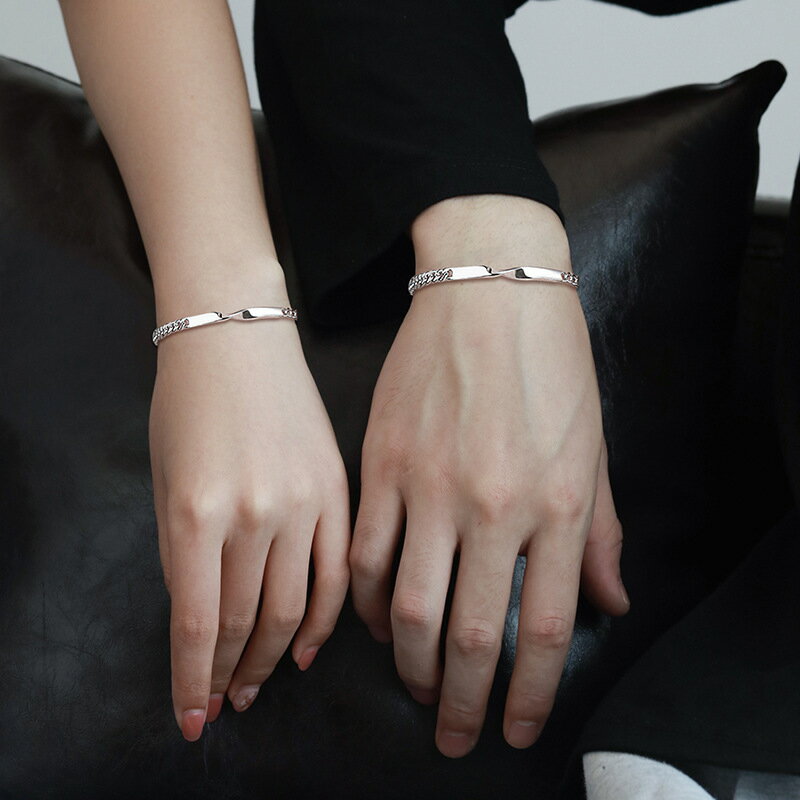 シンプルで洗練されたデザインのブレスレット。 程よいボリュームのチェーンと、中央のプレート部分がさりげないアクセントに。 無駄のないミニマルなフォルムで、男女問わずお使いいただけるユニセックス仕様です。 カジュアルコーデにもきれいめスタイル...