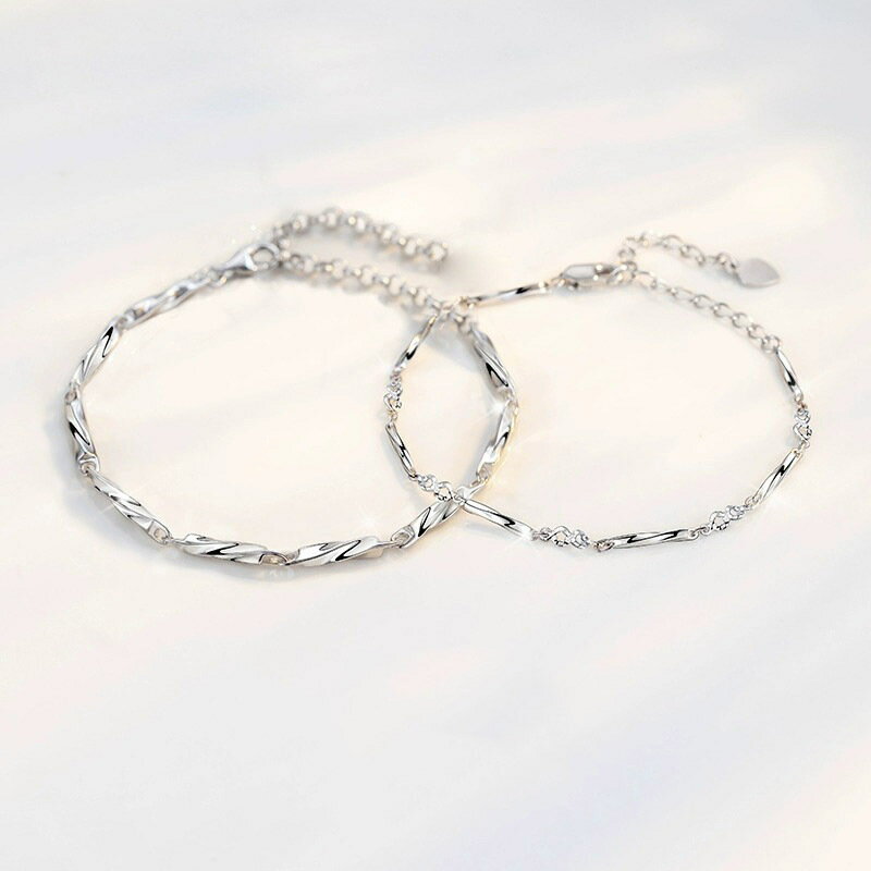 洗練されたシルバーカラーが上品に輝くデザインブレスレット。 【ツイスト】 ひねりを効かせたプレートデザインが手元にさりげない個性をプラス。 シンプルながら存在感のある仕上がりです。 【星と月】 星と月をモチーフにした繊細なデザイン。 さりげ...