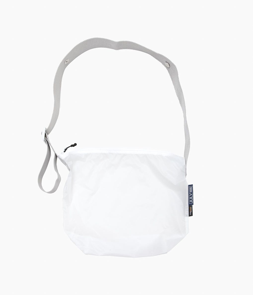 【アイテム詳細】　ブランド定番のミニバッグ「SEQUEL BITTY」に、より軽快な使い心地と耐久性を兼ね備えたモデル。グレーベルトをあしらったシンプルで洗練されたデザインが特徴。「スシサック」のようにコンパクトに丸めて収納できる、携帯性に...