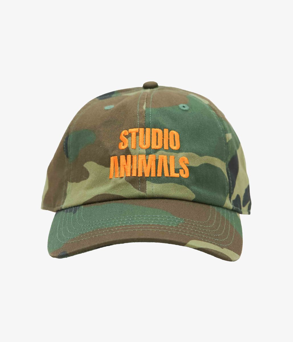 【アイテム詳細】フロントに「STUDIO ANIMALS」のロゴ刺繍を施した、ブランドのアイコニックなキャップ。コットン100%のタフなボディを採用。シルエットは、高さを抑えたクラウンと程よい長さのツバによる、収まりの良いベーシックな設計。...