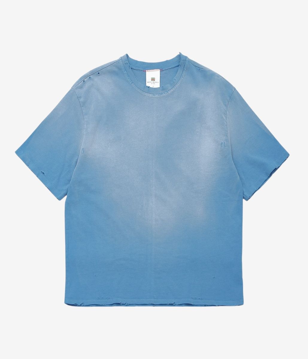【アイテム詳細】職人の手仕事によって一点ずつヴィンテージ加工が施されたTシャツ。7ozの肉厚なオープンエンドヤーン（空紡糸）を使用することで、特有のドライな質感と粗野な力強さを表現。ゆったりと設定された肩幅と身幅、そして現代的なクロップド丈...