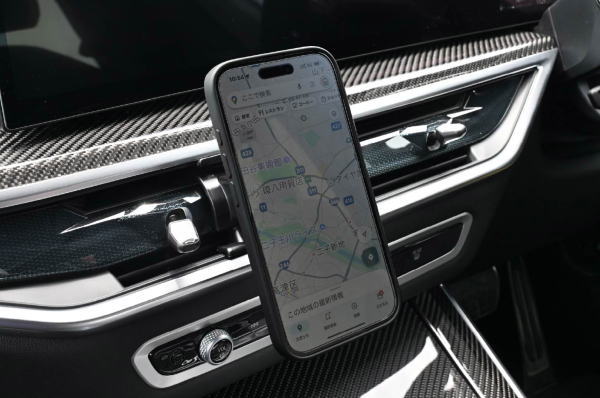 core OBJ select Magnetic Wireless Car Charge Holder for BMWは、magsafe対応iPhone 及び magsafe 付き iPhone ケース用のワイヤレス充電器付スマートフォンホ...