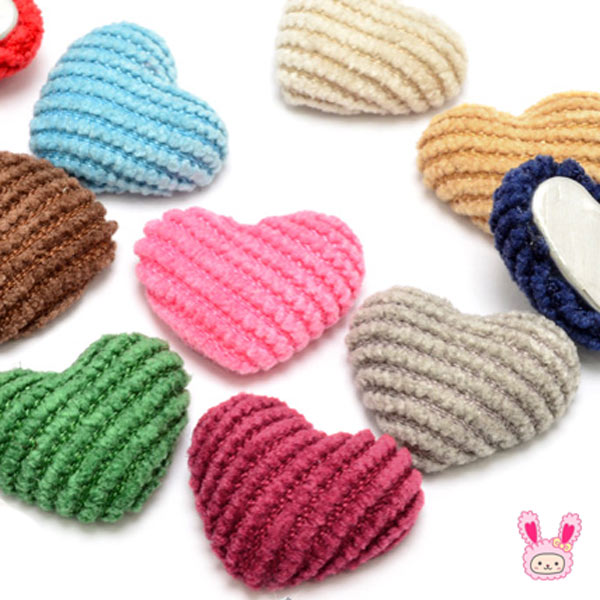 こちらの商品は在庫限りとなります。モチーフ4個のお値段です。 直径　縦約16mm×横約19mm もこもこコーデュロイ素材のハート型パーツ。 秋冬アクセサリパーツ☆ カラーも豊富な12色♪ 洋服、小物作り以外にも、ネックレスやピアス、イヤリン...