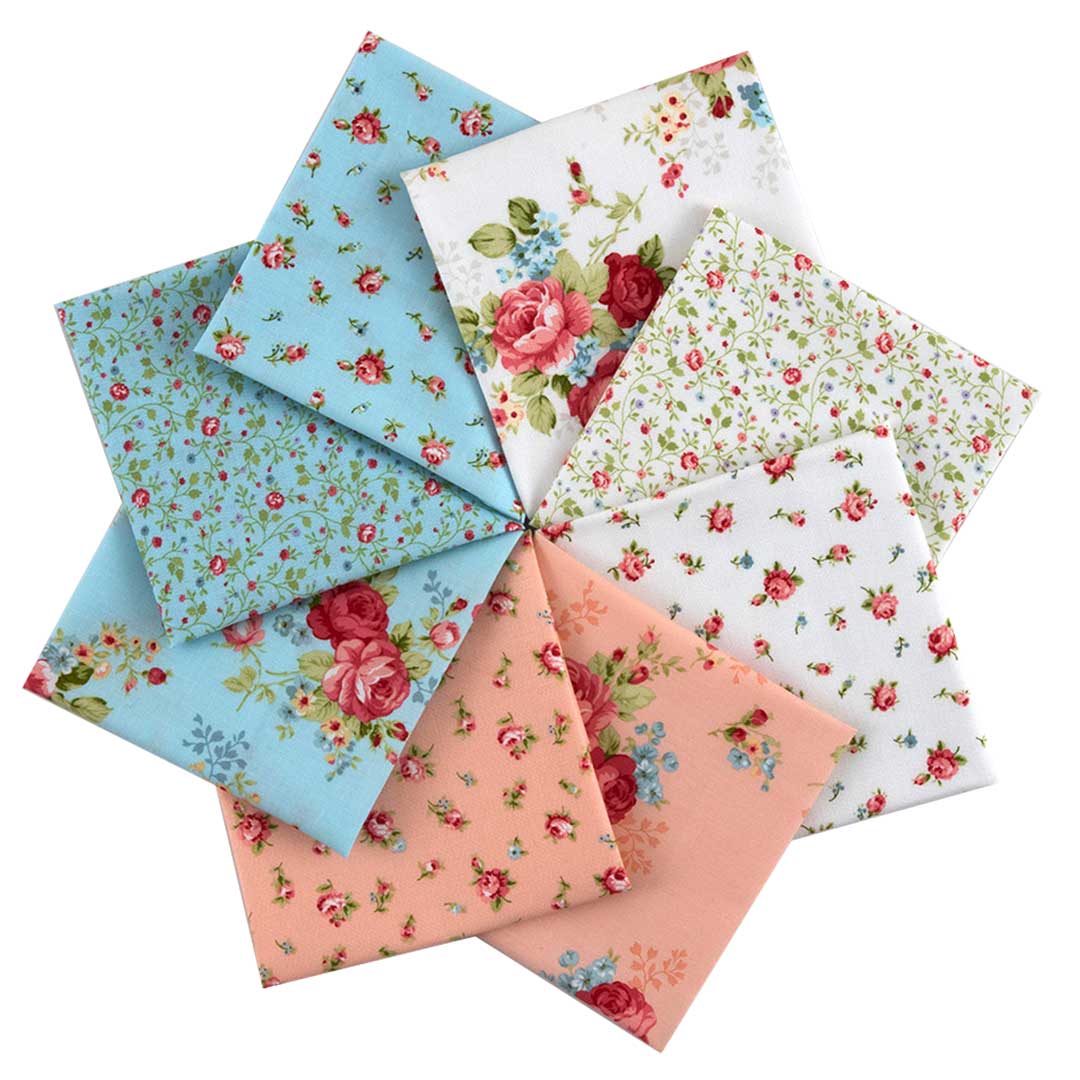 ［USA］　優しい色合いで描いた、大小のバラ柄プリントを集めました。小物作りに最適なカットクロスセットです。 1枚のサイズ：40×35cm 素材：綿100％ （商品カテゴリ）手芸 キット 手芸キット 手作り 手づくり ハンドメイド 手芸用品...