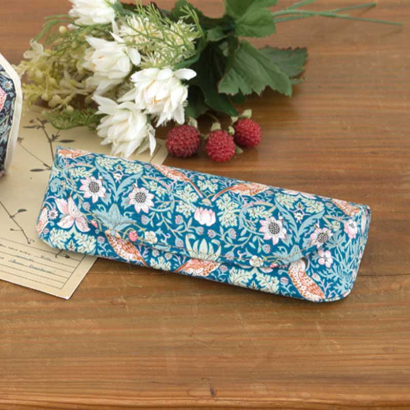 メガネケース ウィリアム・モリス（ストロベリー・シーフ） 【完成品】いくつあっても便利なセミハードタ イプの眼鏡ケースです。カバーは内側にラミネート加 工を施したしっかりとした作り。硬すぎないケースはマ グネットで楽に開閉できます。 ▲内側...