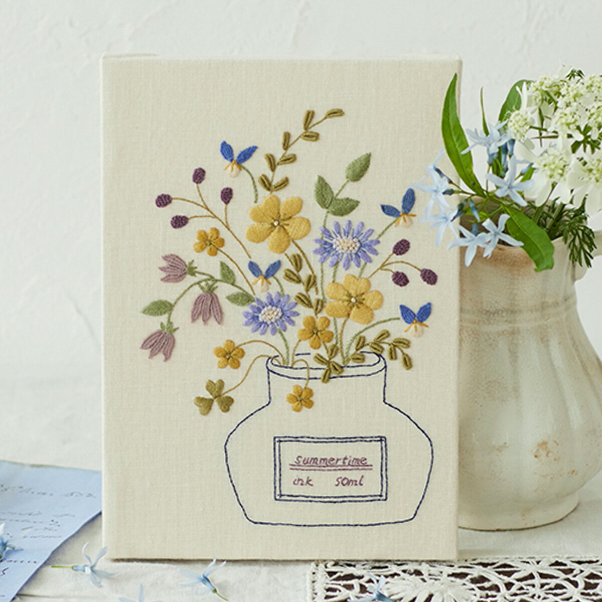 atelier de noraさんの夏の草花モチーフ atelier de noraさんの繊細でかわいいボタニカル刺繍。春夏秋冬、それぞれの季節に咲く草花をデザインした作品をお届けします。今回は夏の草花をモチーフにしたパネルです。 立体感の...