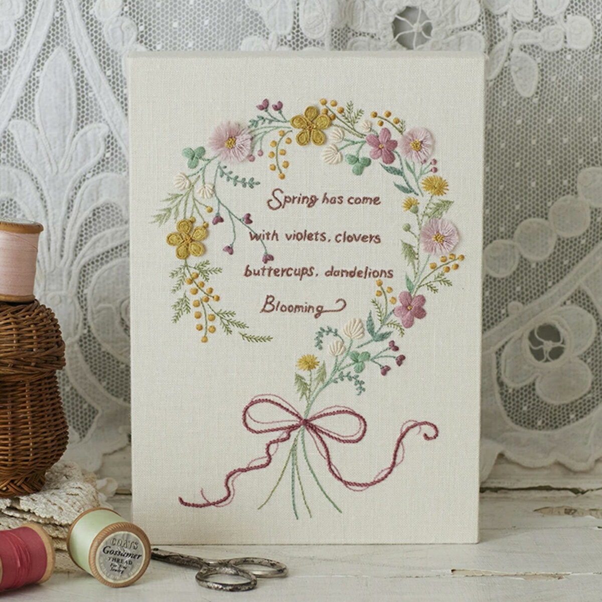 atelier de noraさんの春の草花モチーフ atelier de noraさんの繊細でかわいいボタニカル刺繍。春夏秋冬、それぞれの季節に咲く草花をデザインした作品をお届けします。今回は春の草花をモチーフにしたパネルです。 立体感の...