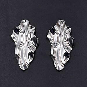 仕　様 サイズ約30×56mm材　質鉄製 入　数 10ヶ 注意事項 商品の一部には、生産過程上において、歪み・メッキムラ・色ムラ・サビ・多少の柄ずれなどある場合があります。ご返品とご交換は出来かねますので、予めご了承の上ご購入ください。ご理...