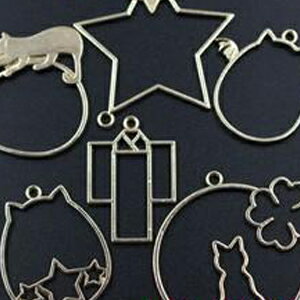 仕　様 サイズ写真参考材　質合金製 入　数 ランダム50g入り（すべてのデザインがお揃うことは保証できかねます） 注意事項 商品の一部には、生産過程上において、歪み・メッキムラ・色ムラ・サビ・多少の柄ずれなどある場合があります。ご返品とご交...