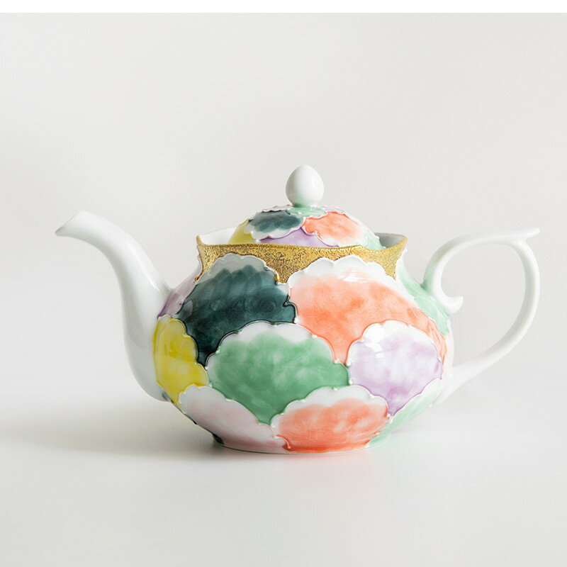 日本製　有田焼　彩牡丹ポット　一珍　金彩手描き　茶器 日本製　有田焼　彩牡丹ポット　一珍　金彩手描き　茶器 〇サイズ　直径 8.5cm (注ぎ口から取っ手まで 19.5cm)　高さ 10.5cm (蓋のポッチまで) 　容量 約400cc 〇...