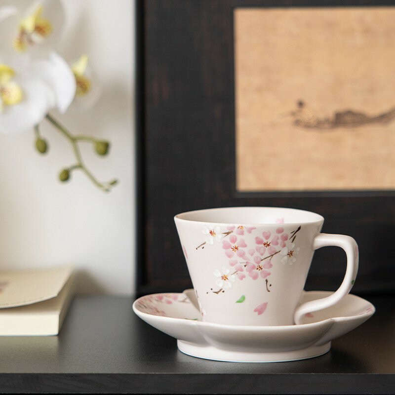 日本製　有田焼　波佐見焼　錦桜　コーヒー碗皿　ピンク　手描き　可愛い 日本製　有田焼　波佐見焼　錦桜　コーヒー碗皿　ピンク　手描き　可愛い 〇サイズ　・カップ　 直径 9.5cm (取っ手まで 11.5cm) ・　 高さ 7.3cm ・ 底...