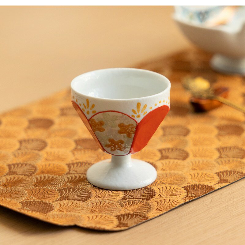 日本製　有田焼　波佐見焼　ローズ赤釉花輪　六方面取高台中付 日本製　有田焼　手描き　可愛い 〇サイズ 口径 7.2cm・底径 5.2cm・高さ 7.5cm 容量 約 70cc〇産地　佐賀県 有田町レンジ：不可食洗機：〇赤の面とパールのように...