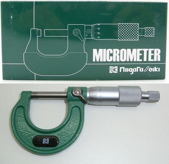 標準外側マイクロメーター 外側寸法測定、板材の厚さ測定　外径測定 精密なねじの回転を利用し　高精度の測定ができる 精密測定器です。　 細い線を測る/削り幅を正確に計る/ エッチングの厚さを測る 材質：フレーム：機械構造用炭素剛 　　　スピン...