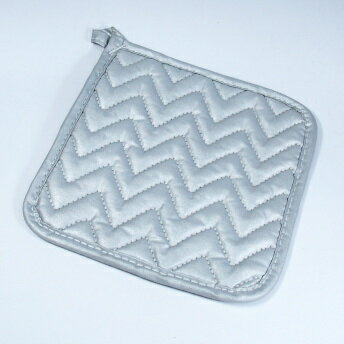 　シリコンを塗布した布でできています。お鍋を持ったり、鍋敷き煮も使えます。耐熱温度約100℃＜商品仕様＞●サイズ：205×205mm●米国製　