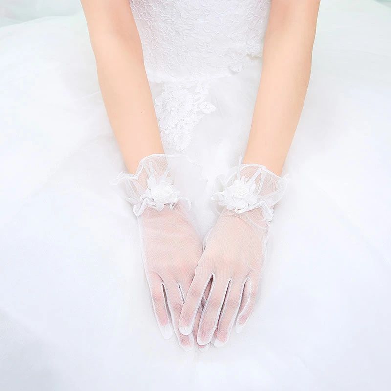 商品説明 商品内容 ブライダルグローブ手が綺麗に見えるグローブで合わせやすいグローブです。結婚式やパーティー、イベントなどのワンアクセントとして・結婚式やステージ等で着用するとドレス姿が更に華やかな印象に仕上がります・ カラー オフホワイト...