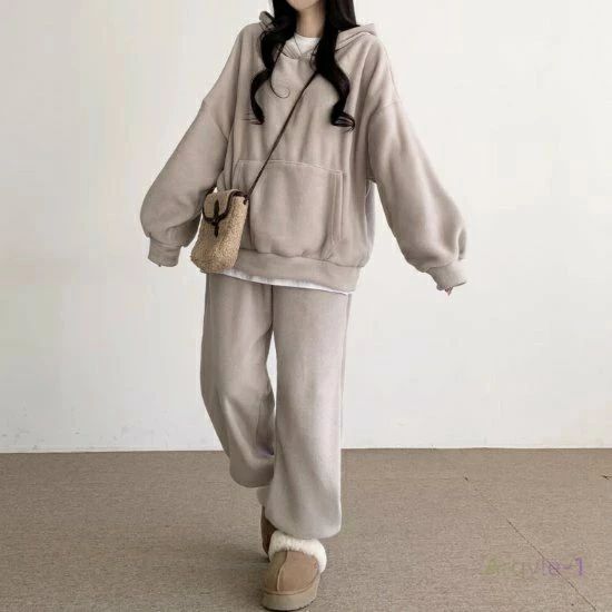 商品説明シンプルなデザインのセットアップ。ゆったりとラクに着られる一着。部屋着としてもちょっとしたお買い物にもばっちりなアイテムです♪カラーブルー、カーキ、ブラック素材ポリエステルサイズM、L、XL、2XLMトップス着丈：69cmバスト：1...