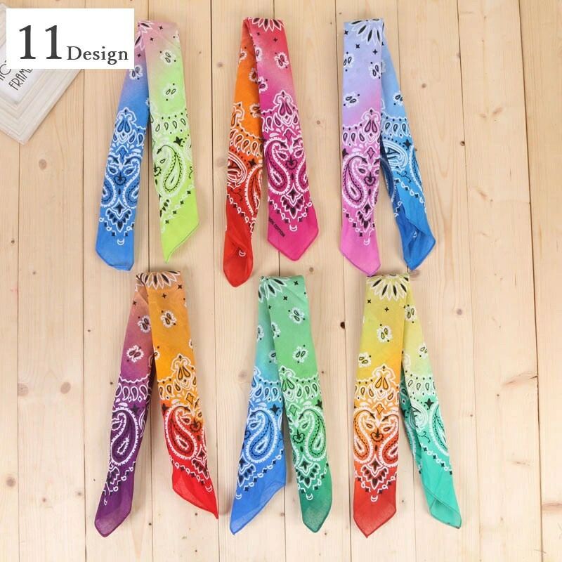 グラデーションカラーのバンダナ 【サイズについて】画像をご参照ください。 【カラーについて】生産ロットにより柄の出方や色の濃淡が異なる場合がございます。お使いのモニターや撮影時の光の加減などにより画像と実際の商品のカラーが異なる場合もござい...