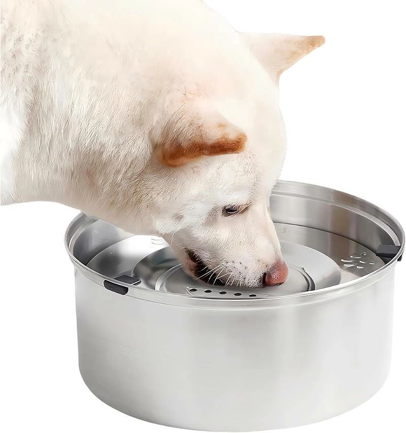 【自然浮力構造】浮きふたが水を覆っているため、ペットちゃんの舌や前足で水を掻き出してもこぼれしにくいデザインになっています。床やフローリングの濡れ減少し。 【優れた材質】304食品グレードステンレス鋼。 【滑り止め機能】底部は滑り止め4つ付...