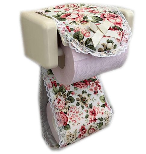 サイズ:26x15cm。素材:*本体材質/綿100%。*芯材/ポリエステル.ポリウレタンフォーム。*レース・リボン/ポリエステル。ローズポプリ入製造:日本製(北海道) 北海道からやってきた、天然のローズポプリが入ったホルダーカバー。トイレを...