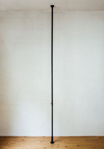 DRAW A LINEは、ベースアイテムである「Rod=1本の線」とアクセサリーを組み合わせて使用するプロダクトです。組み合わせ方は自由自在で、気軽にあなただけのインテリアをつくることができます。 アクセサリーを組み合わせて、掛ける、載せる...
