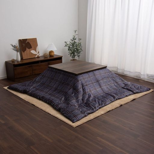 商品サイズ:約195x195cm 正方形 表地=ポリエステル100%(フランネル) 裏地=ポリエステル100%(フランネル) 中材=ポリエステル100% 185x185cm程度のこたつ掛け布団に適応 商品厚み:約10mm 洗える。40°C以...