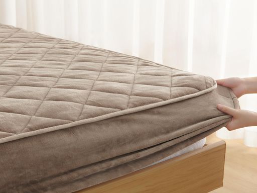 「商品情報」サイズ:シングル・100X200cm素材:ポリエステル100%仕様:円周ゴムタイプ/パッド一体型ボックスシーツ原産国:中国 「冬に欠かせないフランネル」表面はなめらかなフランネル素材で、触れた瞬間ヒヤッとせず、ふんわり暖か。中わ...