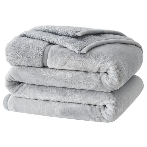 「商品情報」素材:表地-ポリエステル(フランネル)詰め物-ポリエステル重量:シングル-約1.5kg仕様:2枚合わせの三層構造-フランネル、中綿、フランネル、襟付き産地:中国 「魅力的な肌触り」なめらかな肌触りの毛布で、吸湿発熱中綿とふんわり...