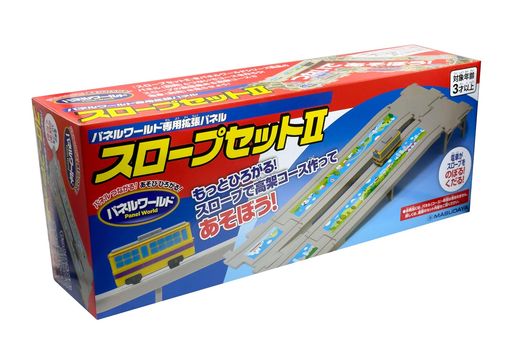 パネルをつないで電車を走らせる「パネルワールド」シリーズのスロープパーツの改良版が発売です。 スロープの傾斜を緩やかにし、車両が上りやすくしました。 ※この商品だけではレールは組めません。 セット内容:スロープパネル2枚、橋脚(長)4本、橋...