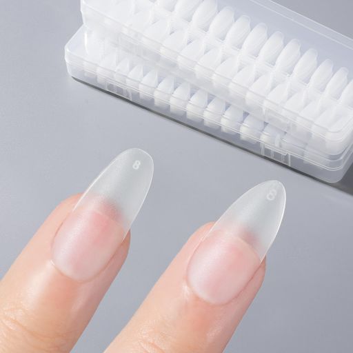 【業界トップクラスの驚異的な薄さ!】長さだしチップは全体的に非常に薄く、特に爪の根元は約0.2mmの超薄型設計。まるで自爪のような軽さとフィット感で、装着を忘れる快適さを実現。段差もほとんど感じられず自然な仕上がりです。面倒な下処理不要のサ...