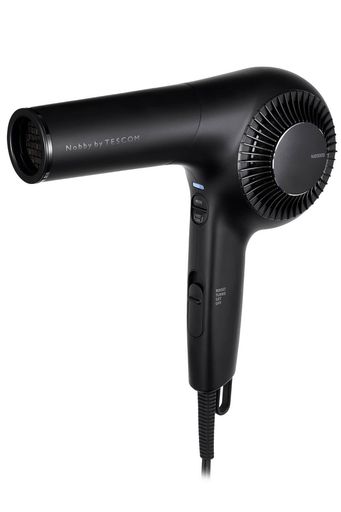 プロ仕様のパワフルな速乾力が、さらにグレードアップ(※1)。業界トップクラスの大風速で、地肌から素早く乾かしサロン仕上がりの美しい髪へ。サロンブランド『Nobby』の最上位モデルをご自宅で体感できる、プロフェッショナルヘアドライヤーです。※...