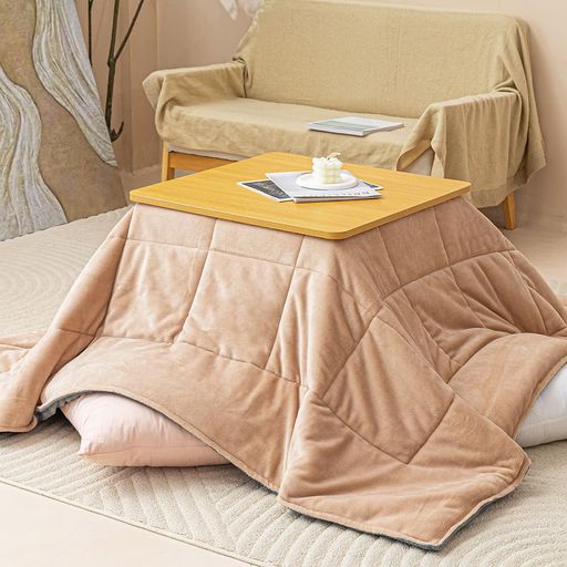 「こたつの定番を進化させた厚手仕様!ふんわり軽やかな高保温。」表面は高密度に織り上げた超細マイクロファイバーを使用しています。繊維が緻密に絡み合い、空気の層をたっぷりと保つことで、冷めにくく保温性に優れた心地よさを実現します。ながらく使用し...