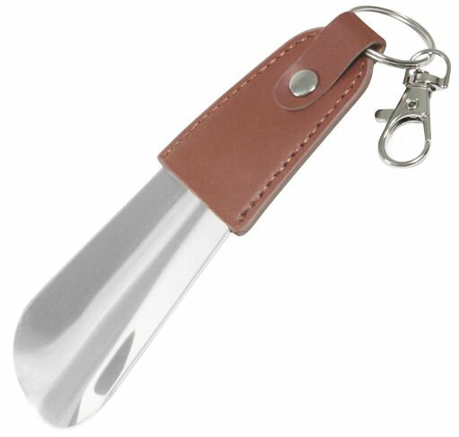 手のひらに収まる軽量・小型サイズ、コンパクトな携帯用靴ベラです。ポケットや鞄に収納でき、場所を取らずお出かけや外出をはじめ出張・旅行の際にも気軽に持ち運べます。様々なシーンにおける靴の脱ぎ履きにご使用頂けます。グリップ性の良いソフトレザーの...