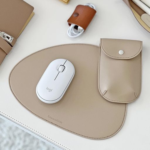 裏面のノンスリップパッドにより、どんなデスクでも滑らず安定して使用できます。 手首の動きを考慮した曲線デザインで、長時間のマウス操作も快適です。 生活防水仕様で日常的な液体汚れから守り、お手入れも簡単です。 滑らかな表面により、マウス操作が...