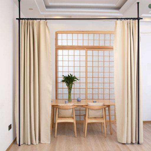 【工事不要の取り付け】まずは縦棒の長さは設置場所の高さより若干長くなるように調整します。そしてメイン縦棒の片側にバネが搭載されているため、キャップを付けて縦棒の天井側を天井部に押し込むと縦棒が少し沈むようになっていますので、最後そのまま床側...