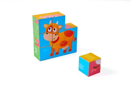 対象年齢:3才以上 まきばのどうぶつのイラストが可愛い絵合わせキューブです。●キューブをころころ転がして6種類のイラストを揃えてみましょう。●それぞれのイラストの背景の色もヒントになっています。 商品サイズ13.5x13.5x4.5cm
