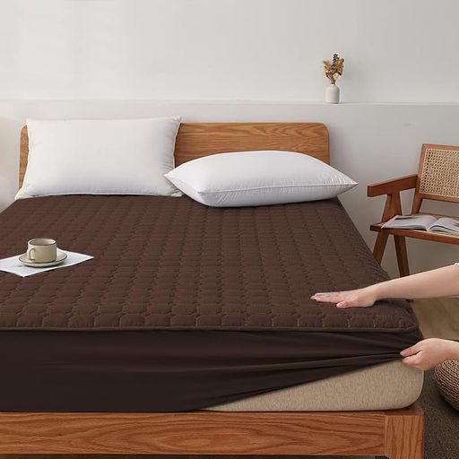 【商品情報】:サイズ140x200x30cm(ダブル)。 【素材】:表生地-ポリエステル100%(ピーチスキン加工)、裏生地-ポリエステル100%、詰め物-ポリエステル100%中綿の重量たっぷり620g。 【パッド一体型ボックスシーツ】:ほ...