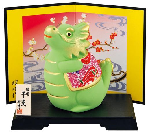 サイズ:高さ8.3x幅7.2x奥行5.4cm 素材:陶器 2024年の干支です。良き年を迎える為に縁起の良い干支飾り。飛躍の年になりますように。